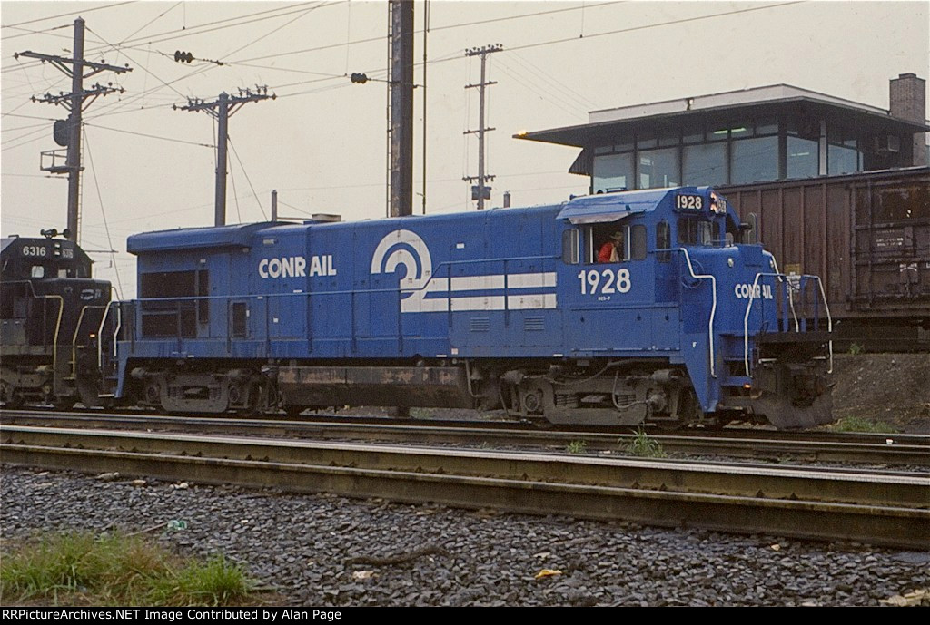 CR B23-7 1928 and SD40 6316